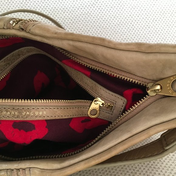 Mark Jacobs | Bags | Marc Jacobs Tan Pebbled Leather Zipper Detailing ...